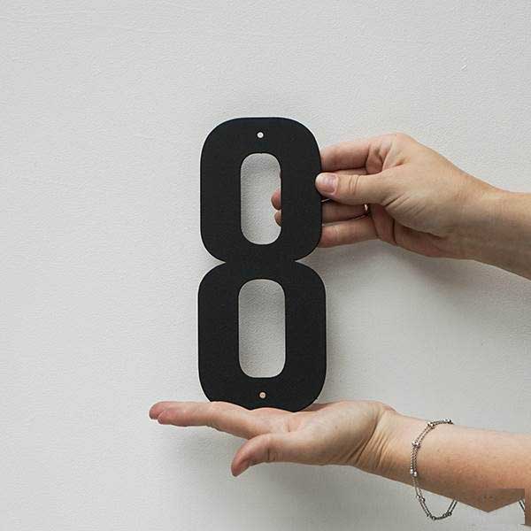 Husnummer i metal. Dollerup 20 cm, Sort. Tallet 8