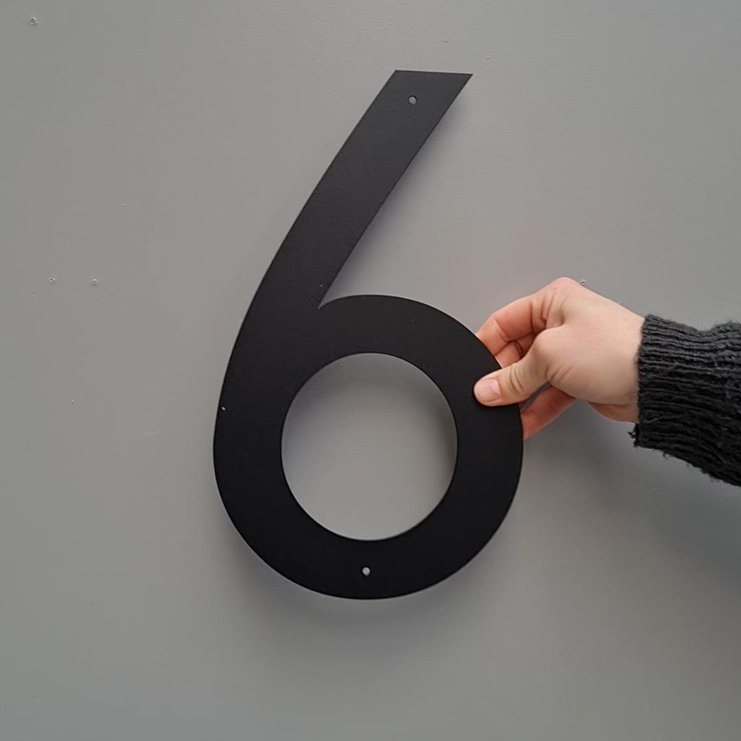 Husnummer i metal. Astrup 30 cm, Sort - Tallet 6